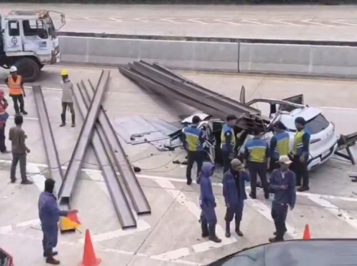 Kecelakaan Truk Muatan Besi dengan Minibus di Jalan Tol Depok-Antasari, Begini Kondisinya | NNC ...
