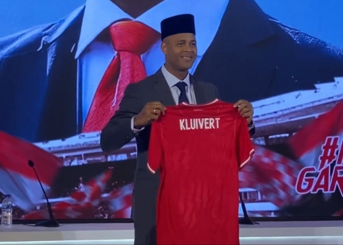 Patrick Kluivert Pakai Peci Saat Diperkenalkan sebagai Pelatih Baru ...
