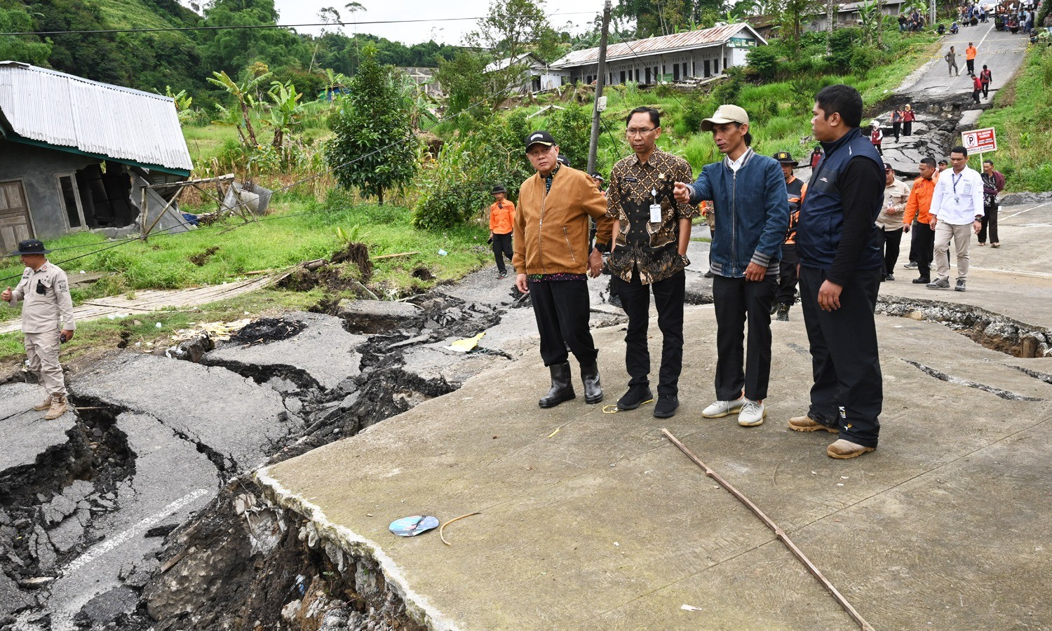 Sekda Banjarnegara Indarto Tinjau Lokasi Tanah Longsor Desa Ratamba ...