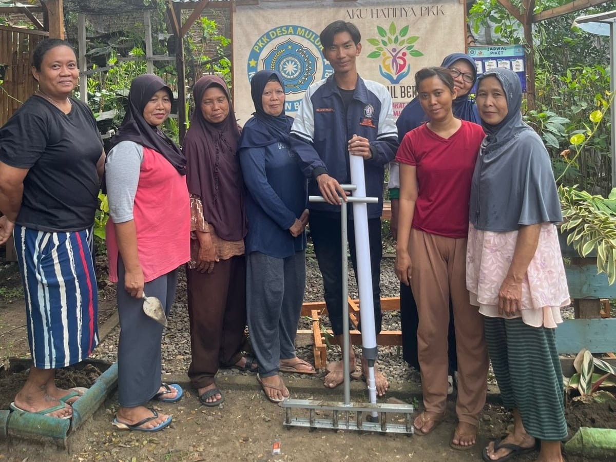 Tim I KKN UNDIP Desa Mulur Kembangkan Alat Pelubang Tanah Ergonomis ...