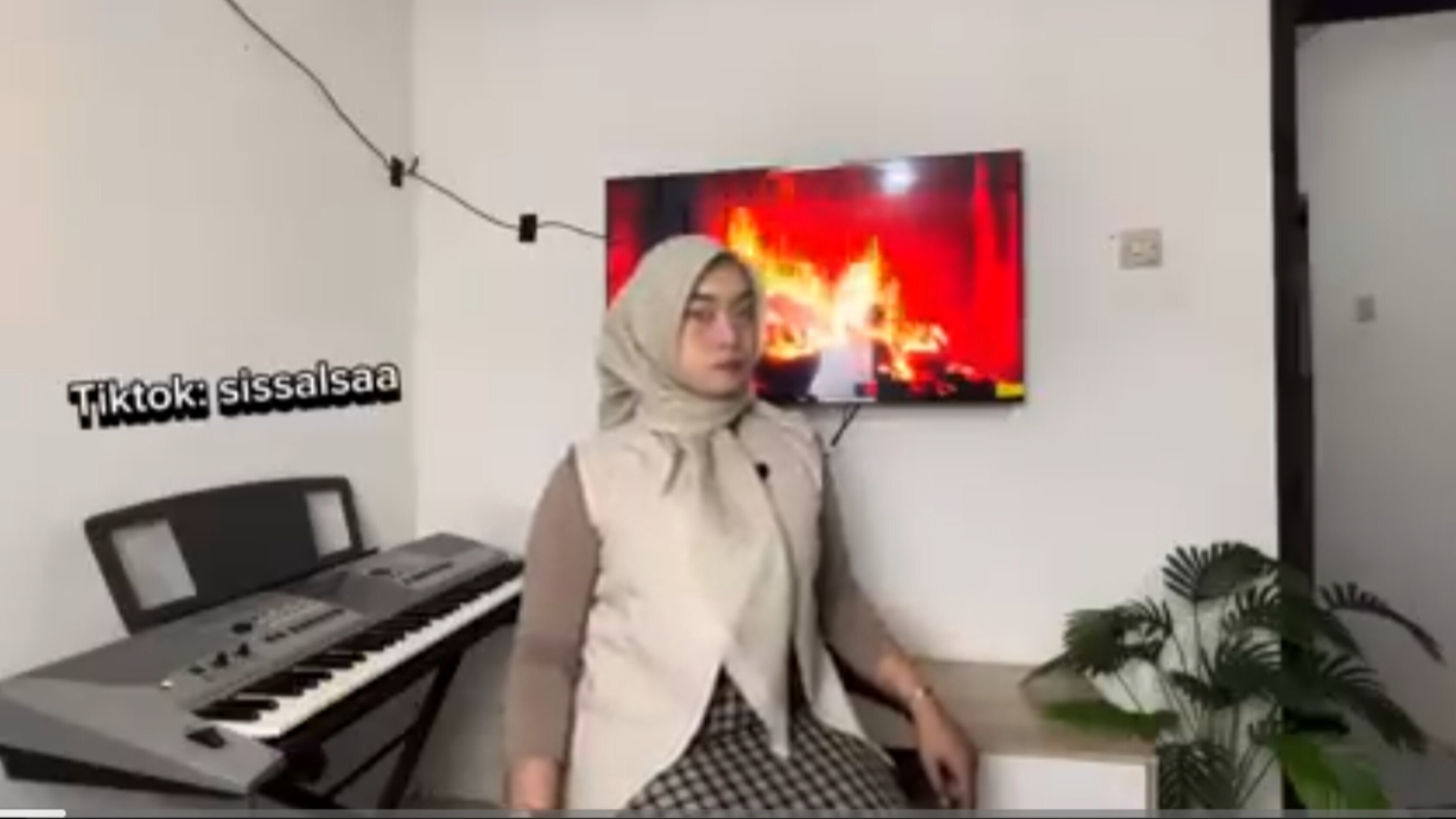 Bu Guru Salsa Kembali Viral Dengan Durasi Video 4 Menit, Apakah Benar? Ini Penjelasannya | NNC ...