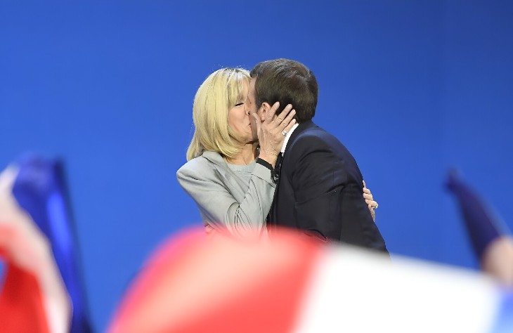 Kisah Cinta Unik Macron dan Brigitte yang Menginspirasi Dunia | NNC ...