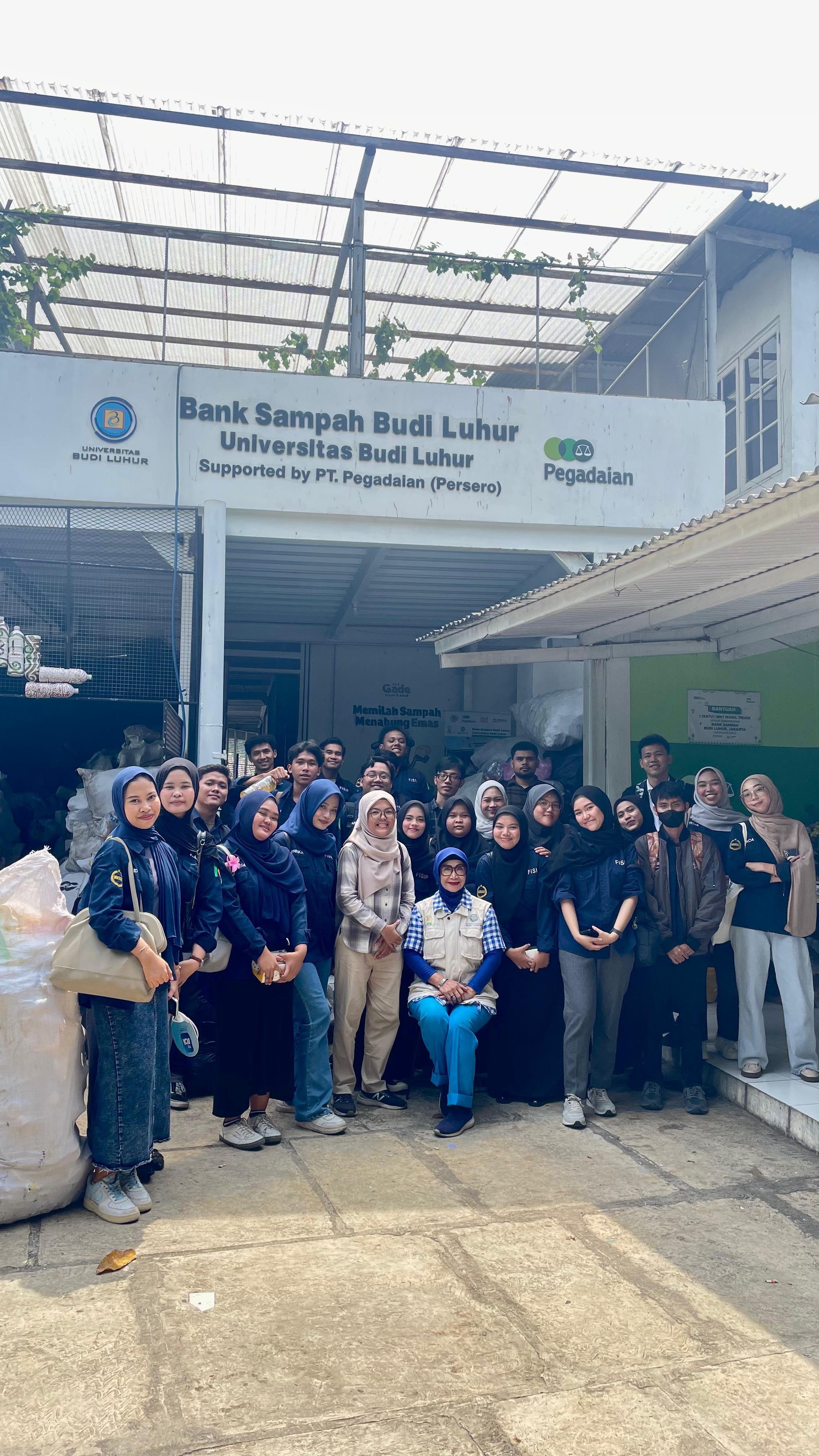 Studi Banding Mahasiswa Fisip Uhamka tentang Pengelolaan Bank Sampah ...