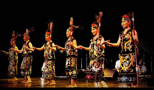 Tari Gantar: Tarian Dinamis Suku Dayak sebagai Warisan Budaya ...