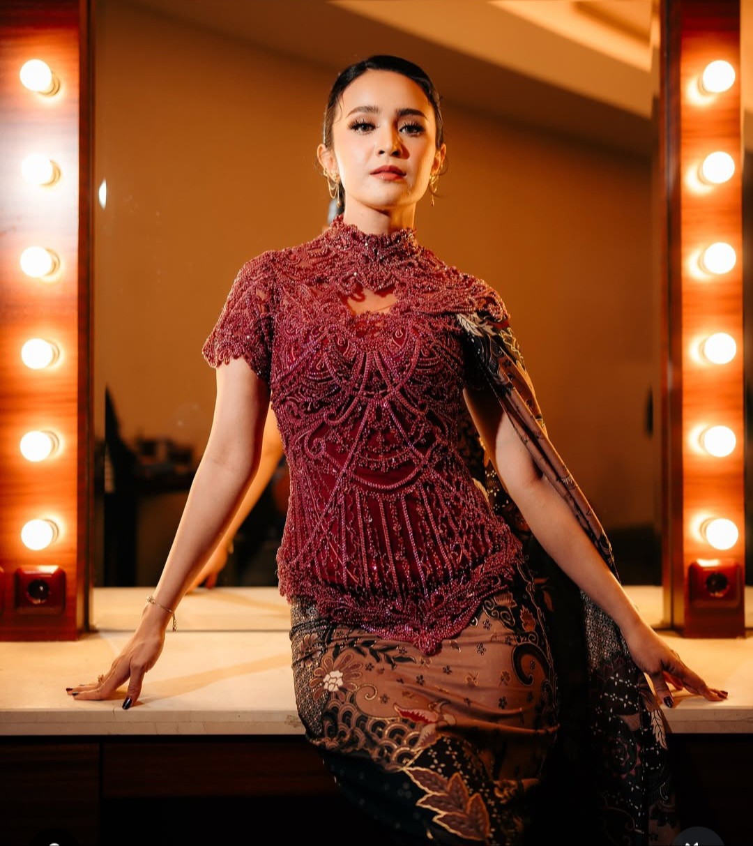 Michelle Ziudith dalam Balutan Kebaya Merah Maroon, Cetar Membahana ...