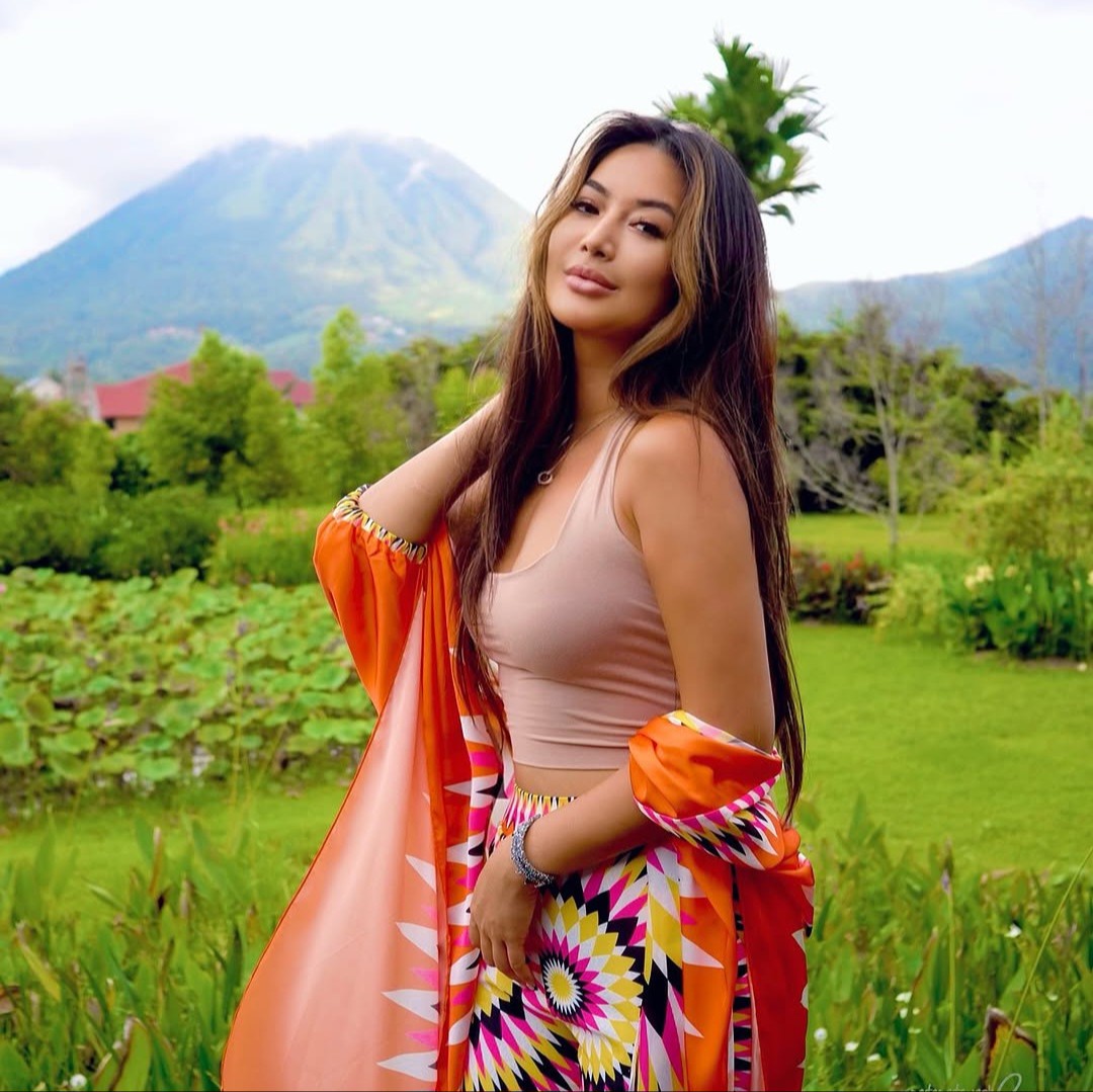 Seksi! Maria Selena dan Potret Keindahan Alam Tomohon | NNC Netralnews