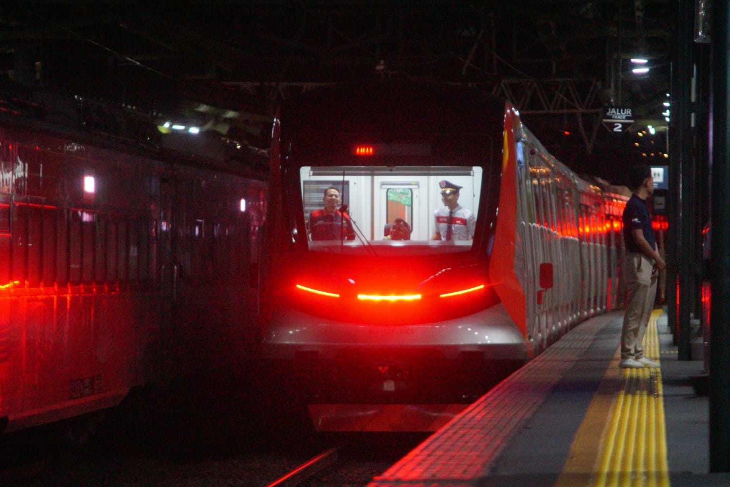 KRL Baru dari Cina Resmi Layani Bogor dan Cikarang, Kapasitas Jumbo 3. ...