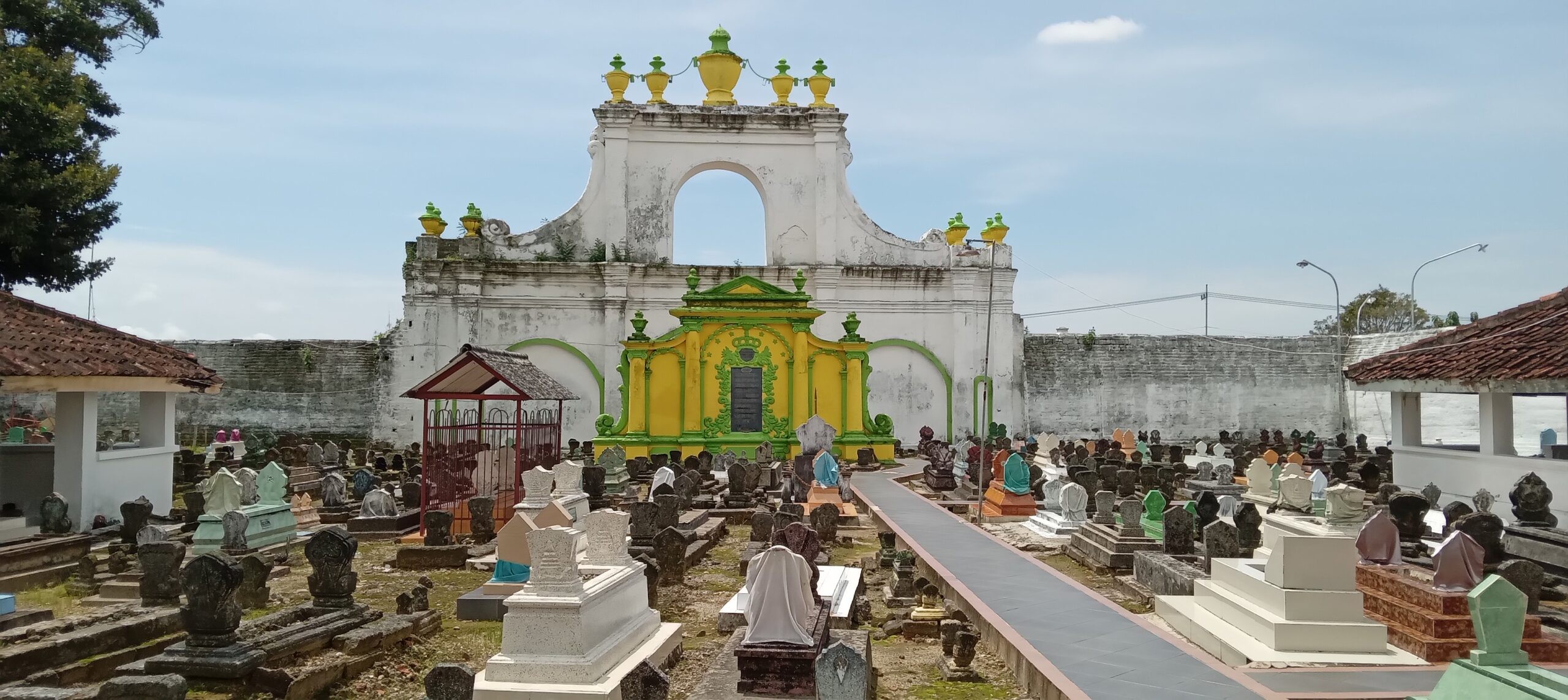Mengenal Asta Tinggi Sumenep: Kompleks Makam Raja-Raja Madura yang ...