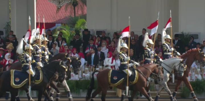 Perayaan Merah Putih ke-80: Parade Bendera Bersejarah dengan 145 Kuda ...
