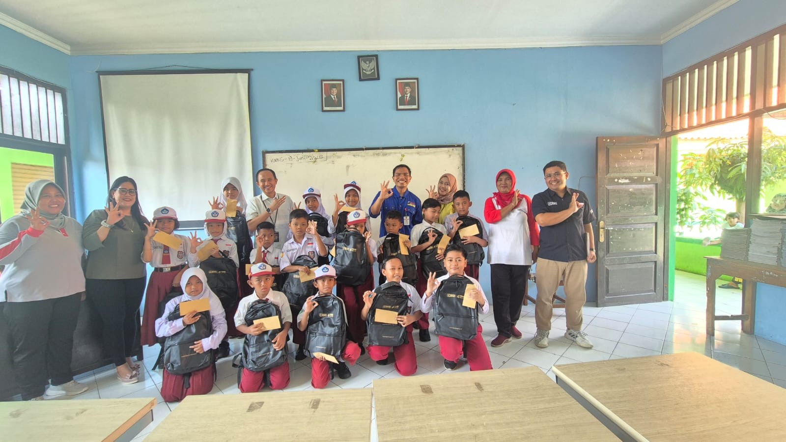 Berbagi Bahagia Bersama Yayasan Baitul Maal (YBM) BRILiaN dan BRI BO ...