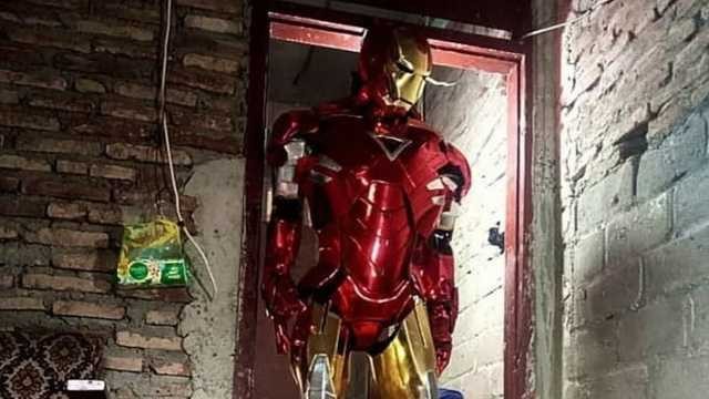 Viral Bukan di Rumah Sahroni: Foto Patung Iron Man di Rumah Warga Itu ...