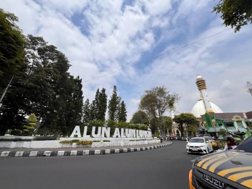 Menjaga Kebersihan di Lingkungan Alun-Alun: Tanggung Jawab Bersama ...