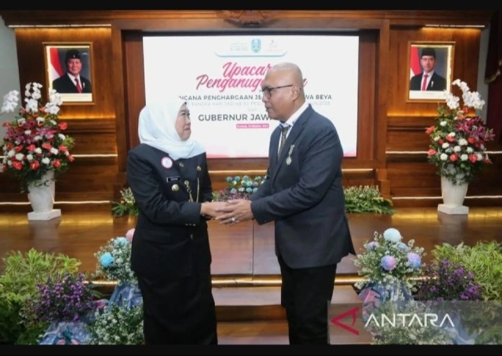 Cak Munir Dapat Hadiah dari Gubernur Khofifah di Ultah Provinsi Jatim ...