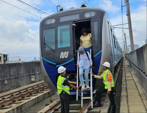 Gangguan Operasional MRT Jakarta, 524 Penumpang Dievakuasi | NNC Netralnews