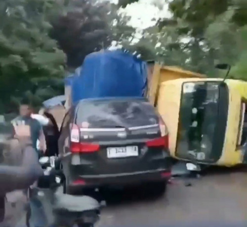 Truk Muatan Kardus Terguling di Jampang Tengah Sukabumi | NNC Netralnews