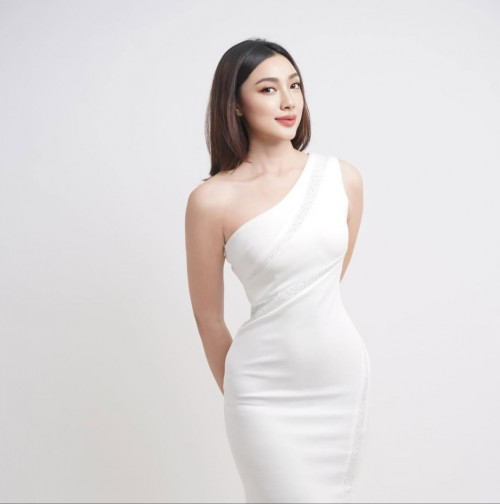 Pesona Anggun Nilam Onasis dalam Balutan Gaun One Shoulder Putih yang ...
