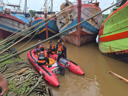 Basarnas Semarang dan Tim SAR Gabungan Evakuasi Kru Kapal KM Tunggu ...