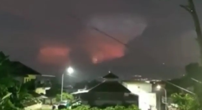 Viral! Penampakan Awan Merah di Atas Gunung Arjuno-Welirang | NNC ...