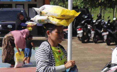 Kisah Nurlaela Berjuang agar Dapatkan Beras Murah | NNC Netralnews