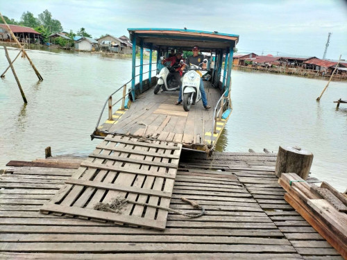 Perahu Getek: Transportasi Air Kediri yang Tetap Berlayar di Tengah ...