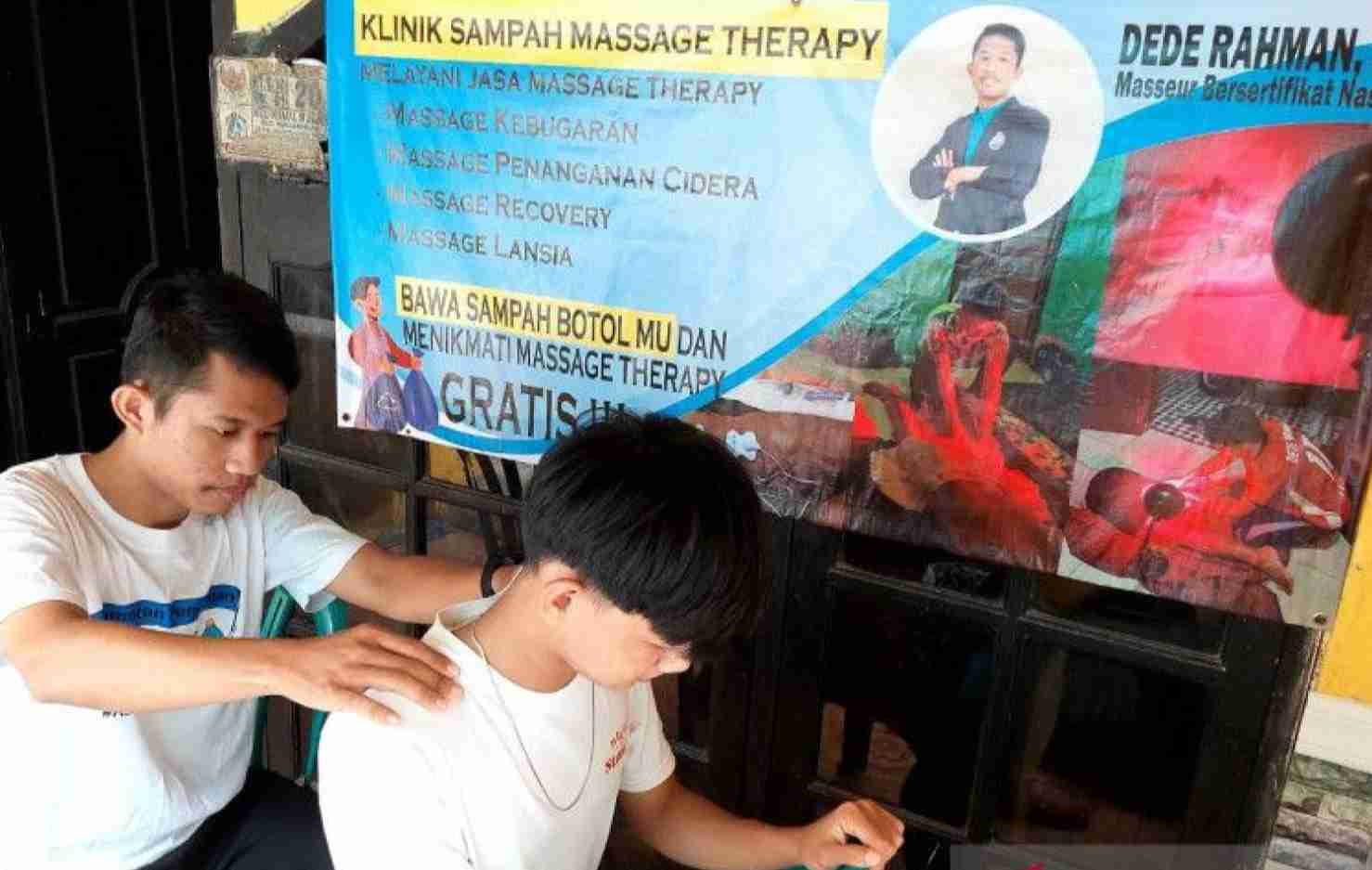 Kisah Tak Lazim Dede Rahman, Klinik Pijat Dibayar Sampah - News+ on RCTI+