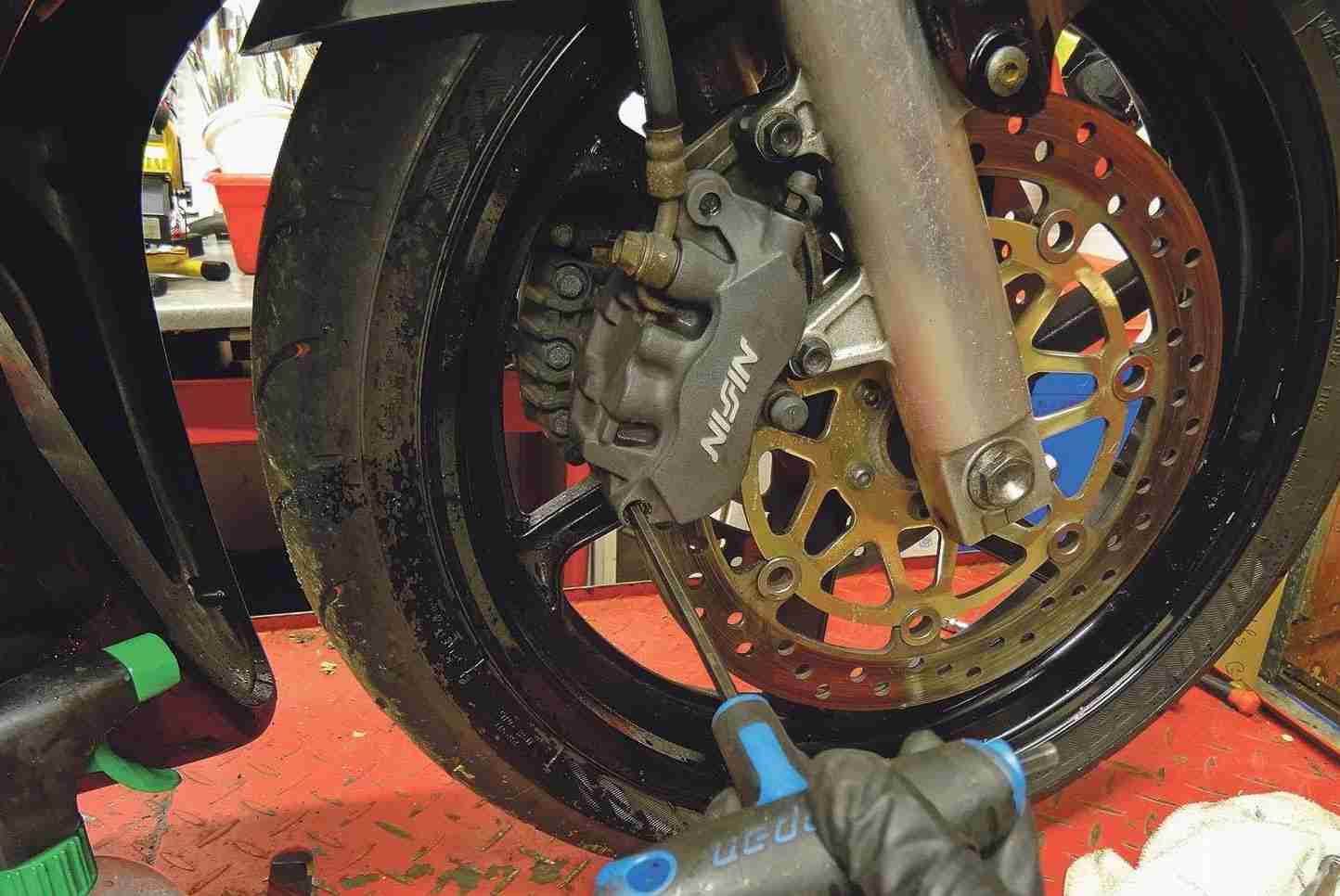 5 Ciri Kampas Rem Motor Habis yang Wajib Diketahui Pengendara | NNC ...