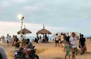 Libur May Day, Pantai Sanggar di Lampung Selatan Diserbu Ribuan ...