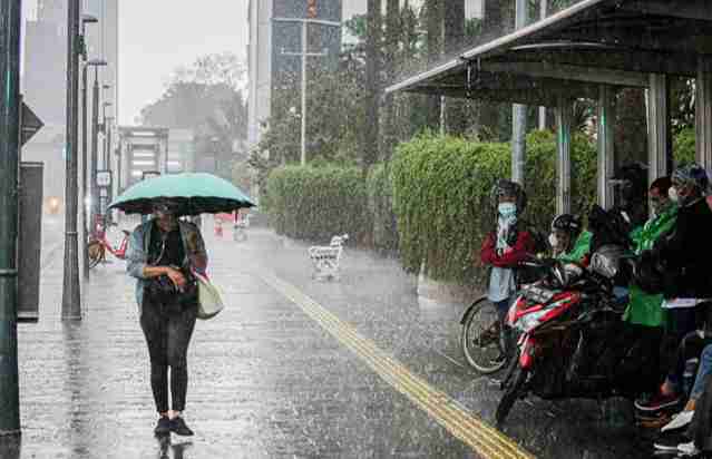 Waspada Hujan Petir dan Angin Kencang di Jakbar, Jaktim dan Jaksel pada Sore hingga Jelang Malam ...