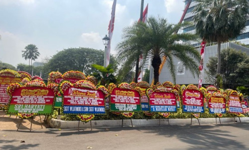 Deretan Karangan Bunga Hiasi Area Balai Kota DKI Jakarta | NNC Netralnews Deretan Karangan Bunga Hiasi Area Balai Kota DKI Jakarta | NNC Netralnews