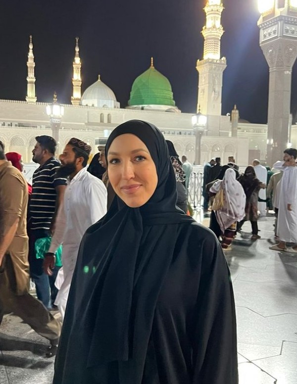 The US Muslim Convert Influencer Who is Introducing Islam through Her ...