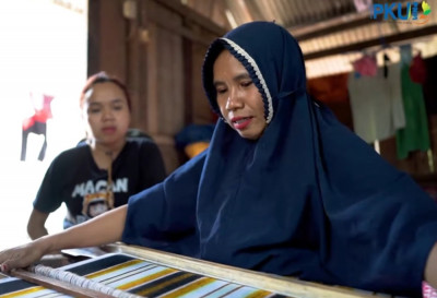 Sarung Tenun Khas Buton ala Nasabah PNM, Masih Tradisional dan Butuh ...