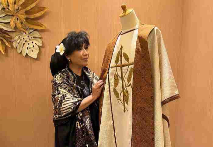 Keren, Anne Avantie Buat Kasula Batik untuk Pemimpin Umat Katolik Dunia ...