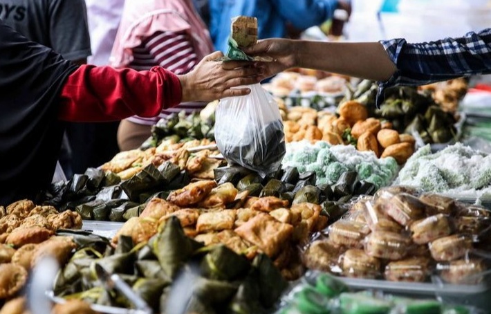 Exploring the Tradition of Ramadan Takjil Hunting in Indonesia | NNC ...